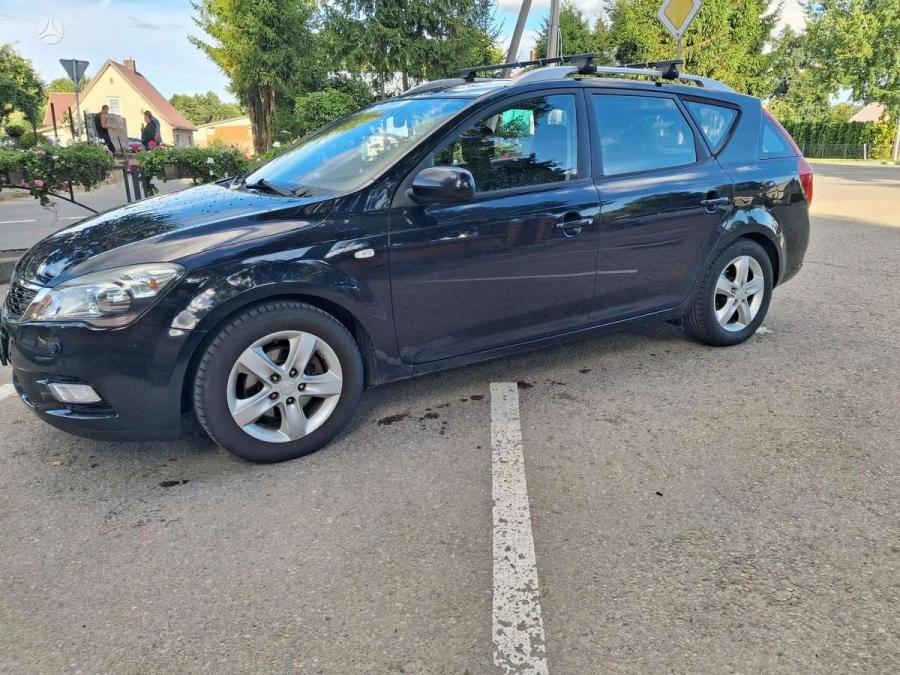 Black Kia Ceed 2012 in Raseiniai, with an engine capacity of 1.58 L and mileage of 136 thousand km for 2800 €, photo 5 on AUTOMOTO.COM.LV