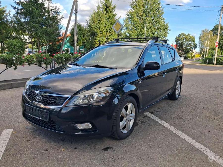 Black Kia Ceed 2012 in Raseiniai, with an engine capacity of 1.58 L and mileage of 136 thousand km for 2800 €, photo 8 on AUTOMOTO.COM.LV