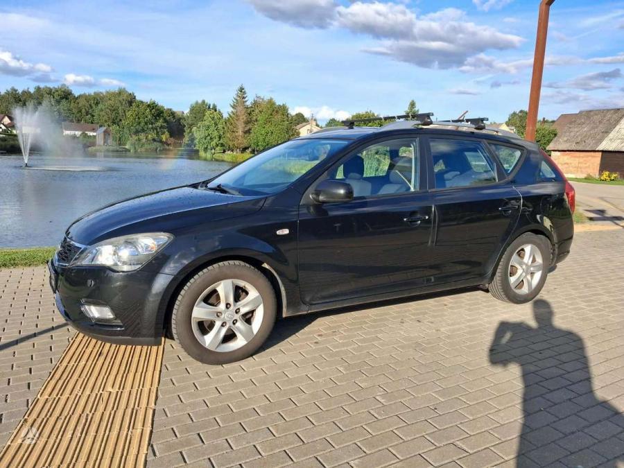 Black Kia Ceed 2012 in Raseiniai, with an engine capacity of 1.58 L and mileage of 136 thousand km for 2800 €, photo 14 on AUTOMOTO.COM.LV