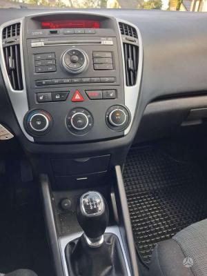 Black Kia Ceed 2012 in Raseiniai, with an engine capacity of 1.58 L and mileage of 136 thousand km for 2800 €, photo 22 on AUTOMOTO.COM.LV