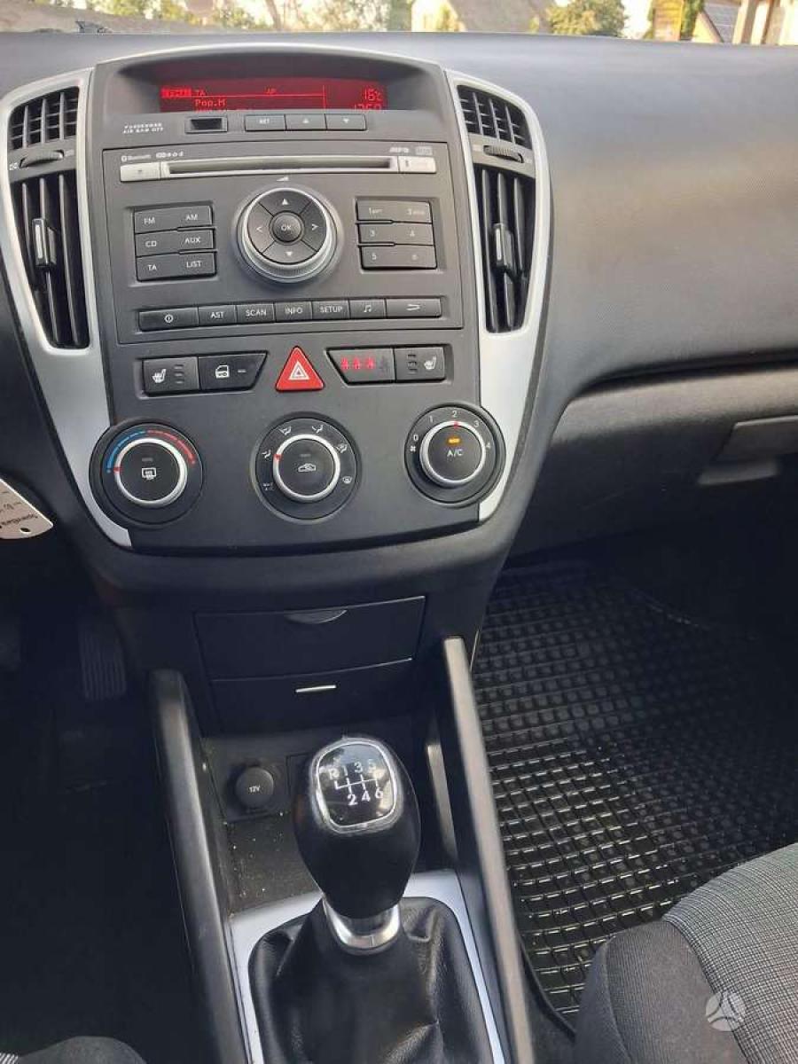 Black Kia Ceed 2012 in Raseiniai, with an engine capacity of 1.58 L and mileage of 136 thousand km for 2800 €, photo 22 on AUTOMOTO.COM.LV