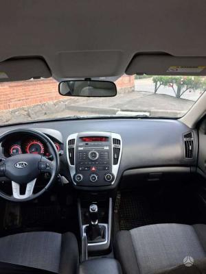 Black Kia Ceed 2012 in Raseiniai, with an engine capacity of 1.58 L and mileage of 136 thousand km for 2800 €, photo 23 on AUTOMOTO.COM.LV