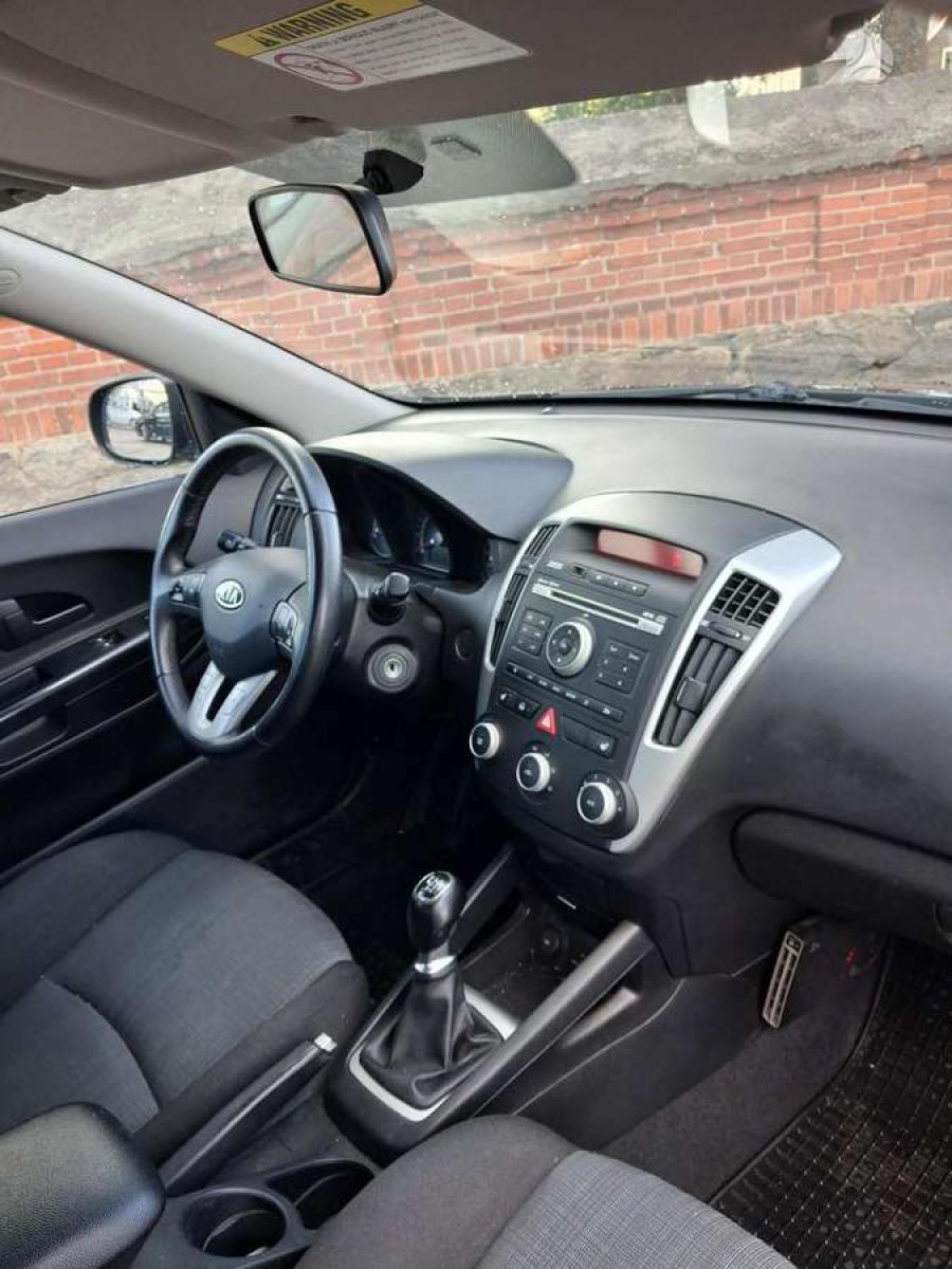 Black Kia Ceed 2012 in Raseiniai, with an engine capacity of 1.58 L and mileage of 136 thousand km for 2800 €, photo 24 on AUTOMOTO.COM.LV