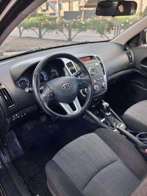 Black Kia Ceed 2012 in Raseiniai, with an engine capacity of 1.58 L and mileage of 136 thousand km for 2800 €, photo 26 on AUTOMOTO.COM.LV