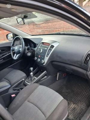 Black Kia Ceed 2012 in Raseiniai, with an engine capacity of 1.58 L and mileage of 136 thousand km for 2800 €, photo 28 on AUTOMOTO.COM.LV