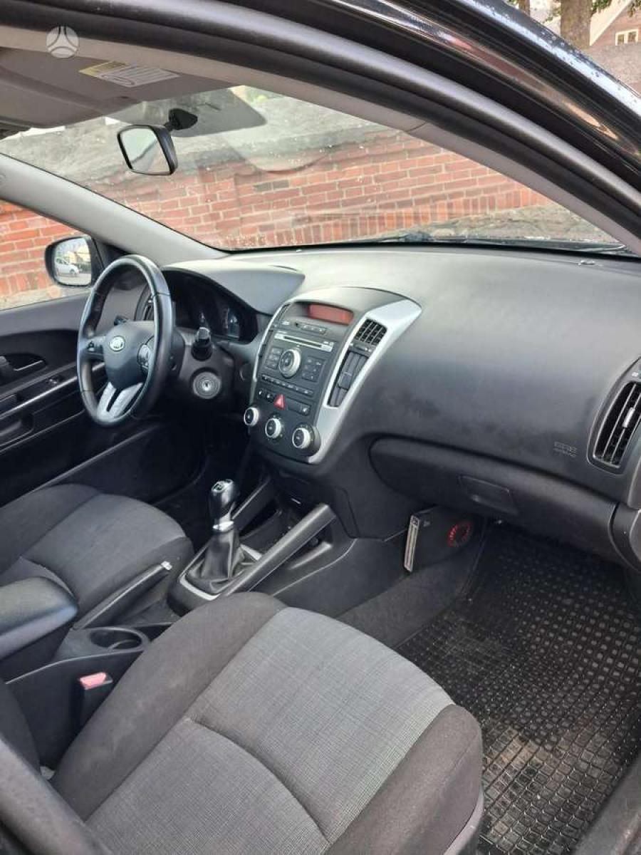 Black Kia Ceed 2012 in Raseiniai, with an engine capacity of 1.58 L and mileage of 136 thousand km for 2800 €, photo 28 on AUTOMOTO.COM.LV