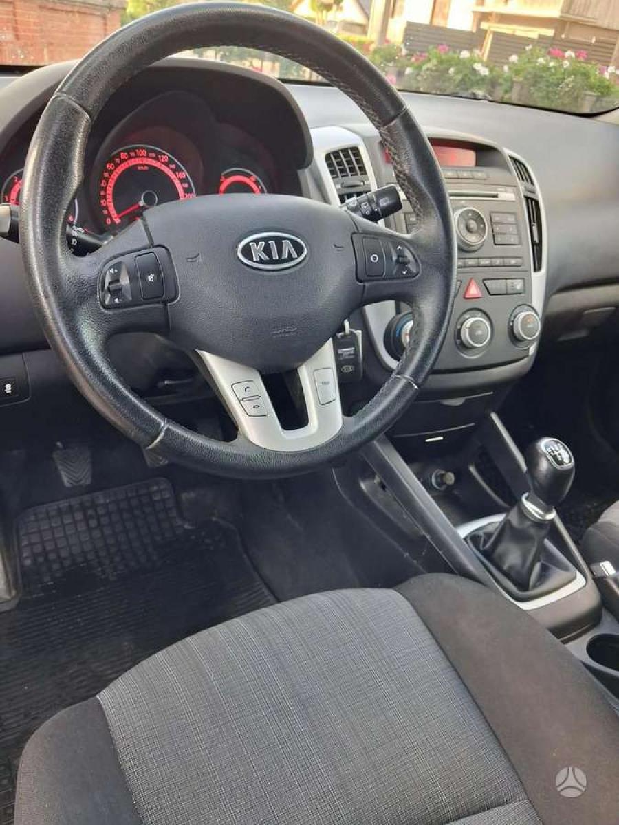 Black Kia Ceed 2012 in Raseiniai, with an engine capacity of 1.58 L and mileage of 136 thousand km for 2800 €, photo 33 on AUTOMOTO.COM.LV