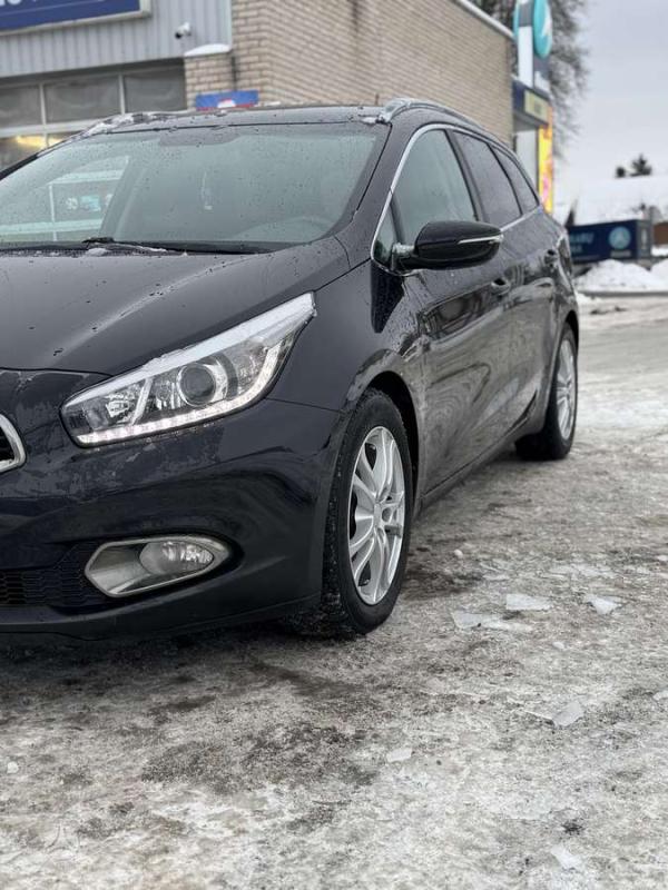 Black Kia Ceed 2013 in Ukmerge, with an engine capacity of 1.40 L and mileage of 242 thousand km for 3950 €, photo 1 on AUTOMOTO.COM.LV