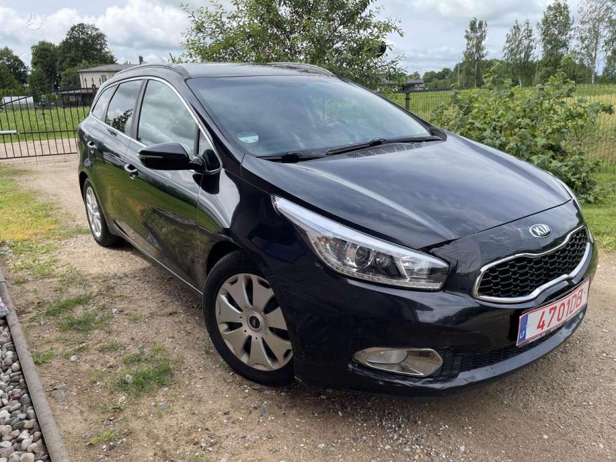 Black Kia Ceed 2013 in Sakiai, with an engine capacity of 1.58 L and mileage of 428 thousand km for 2999 €, photo 4 on AUTOMOTO.COM.LV
