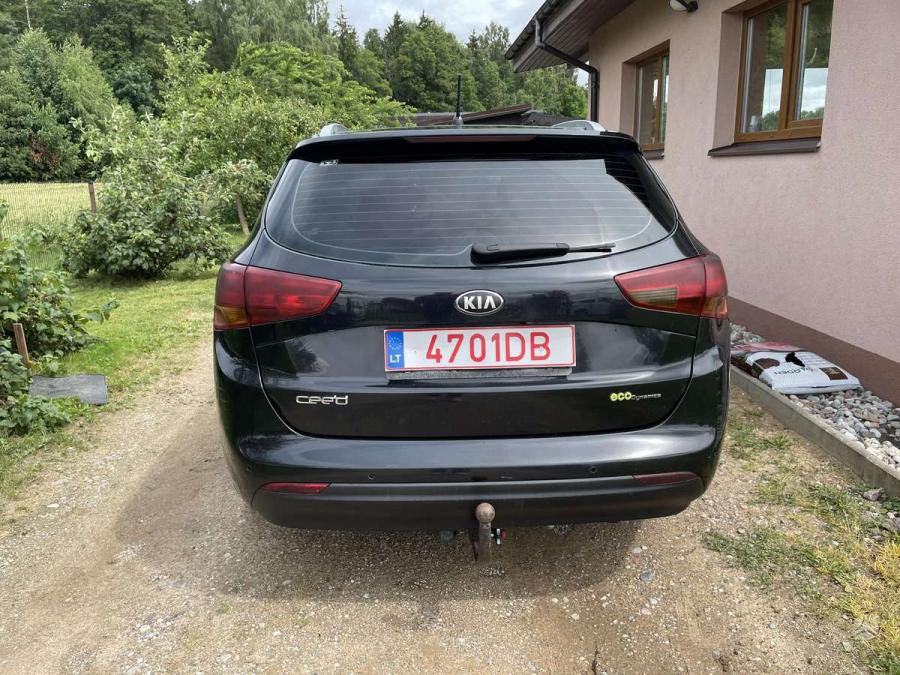 Black Kia Ceed 2013 in Sakiai, with an engine capacity of 1.58 L and mileage of 428 thousand km for 2999 €, photo 10 on AUTOMOTO.COM.LV
