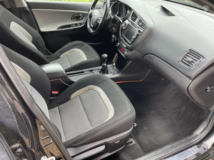 Black Kia Ceed 2013 in Sakiai, with an engine capacity of 1.58 L and mileage of 428 thousand km for 2999 €, photo 14 on AUTOMOTO.COM.LV