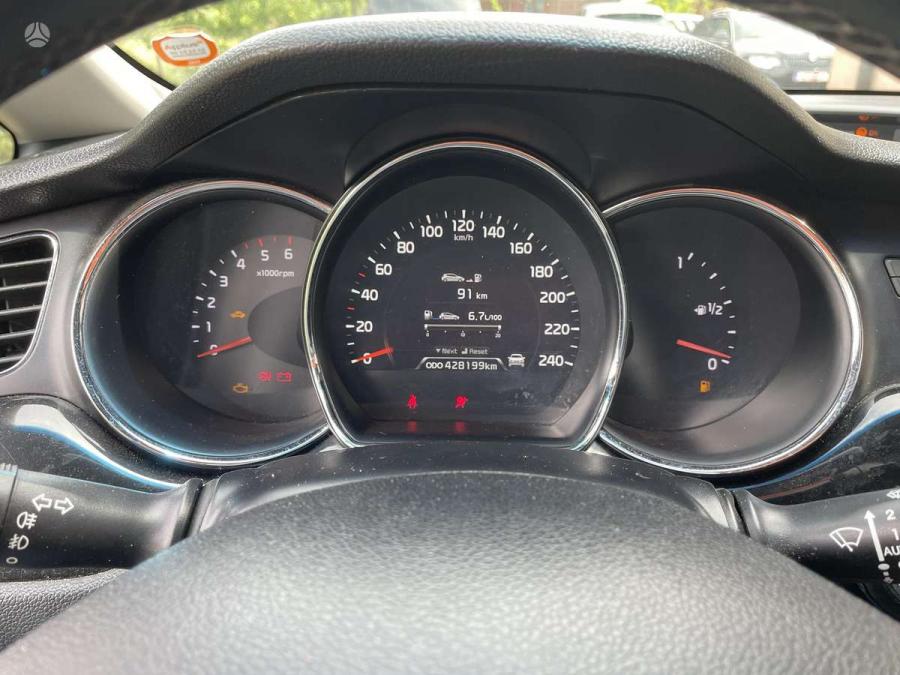 Black Kia Ceed 2013 in Sakiai, with an engine capacity of 1.58 L and mileage of 428 thousand km for 2999 €, photo 17 on AUTOMOTO.COM.LV