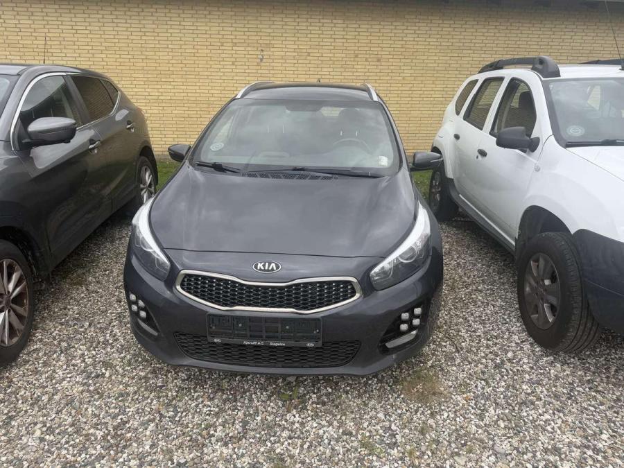 Black Kia Ceed 2018 in Panevezys, with an engine capacity of 1.60 L and mileage of 277 thousand km for 3750 €, photo 3 on AUTOMOTO.COM.LV