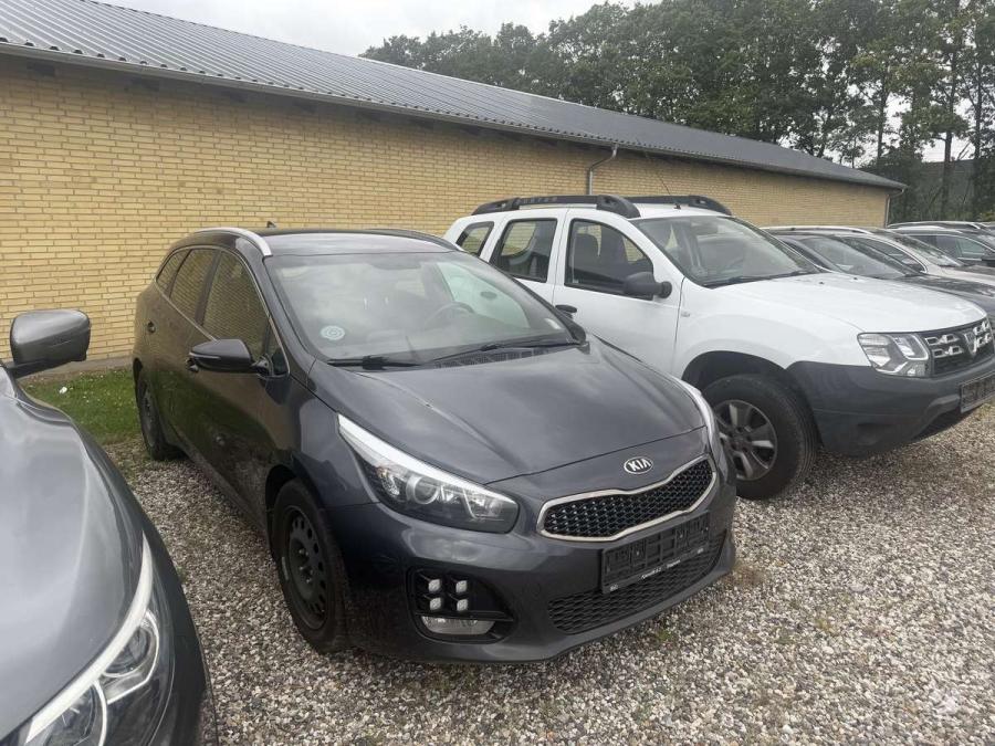 Black Kia Ceed 2018 in Panevezys, with an engine capacity of 1.60 L and mileage of 277 thousand km for 3750 €, photo 4 on AUTOMOTO.COM.LV