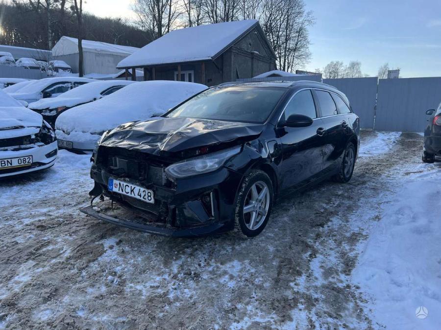 Black Kia Ceed 2020 in Kaunas, with an engine capacity of 1.58 L and mileage of 194 thousand km for 4900 €, photo 1 on AUTOMOTO.COM.LV