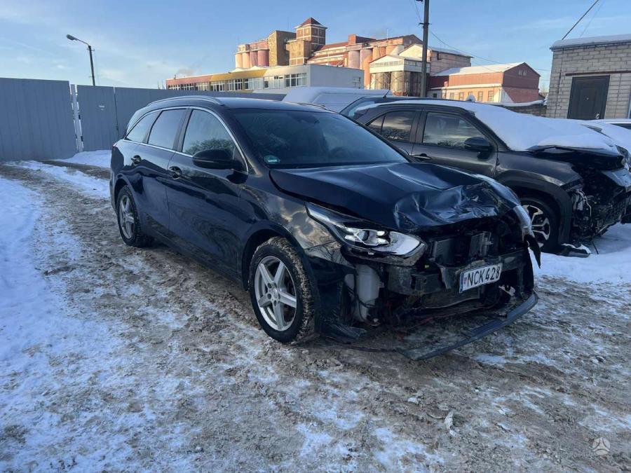 Black Kia Ceed 2020 in Kaunas, with an engine capacity of 1.58 L and mileage of 194 thousand km for 4900 €, photo 2 on AUTOMOTO.COM.LV
