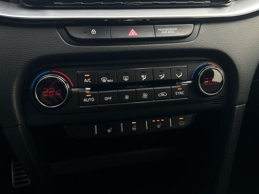 Black Kia Ceed 2021 in Parnu, with an engine capacity of 1.40 L and mileage of 104 thousand km for 17950 €, photo 10 on AUTOMOTO.COM.LV