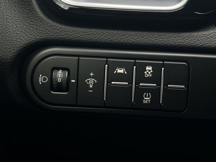 Black Kia Ceed 2021 in Parnu, with an engine capacity of 1.40 L and mileage of 104 thousand km for 17950 €, photo 12 on AUTOMOTO.COM.LV