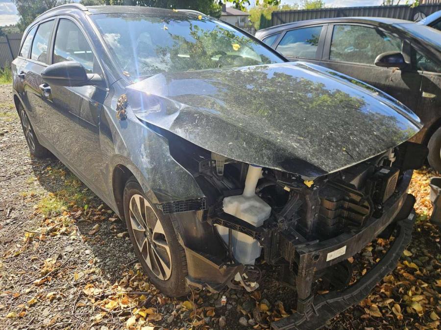 Black Kia Ceed 2021 in Siauliai, with an engine capacity of 1.60 L and mileage of 60 thousand km for 7600 €, photo 4 on AUTOMOTO.COM.LV