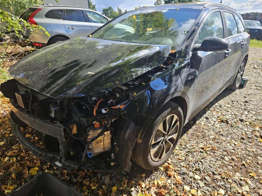 Black Kia Ceed 2021 in Siauliai, with an engine capacity of 1.60 L and mileage of 60 thousand km for 7600 €, photo 5 on AUTOMOTO.COM.LV