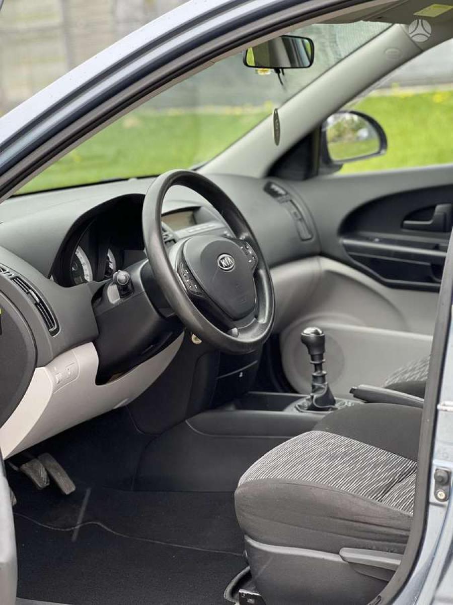 Blue Kia Ceed 2009 in Mazeikiai, with an engine capacity of 1.58 L and mileage of 243 thousand km for 2200 €, photo 9 on AUTOMOTO.COM.LV