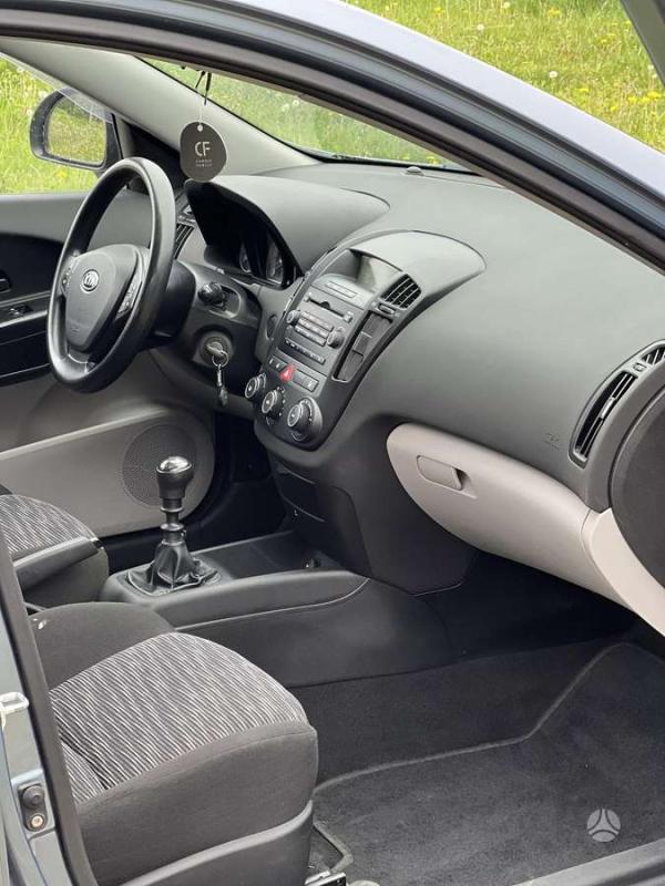 Blue Kia Ceed 2009 in Mazeikiai, with an engine capacity of 1.58 L and mileage of 243 thousand km for 2200 €, photo 9 on AUTOMOTO.COM.LV