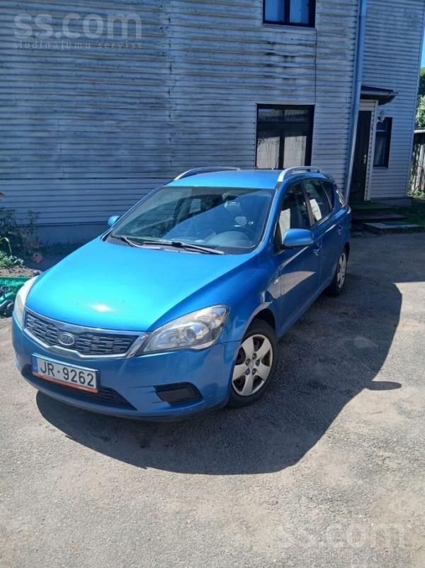 Blue Kia Ceed 2010 in Riga, with an engine capacity of 1.60 L and mileage of 442 thousand km for 1100 €, photo 1 on AUTOMOTO.COM.LV