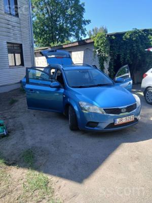 Blue Kia Ceed 2010 in Riga, with an engine capacity of 1.60 L and mileage of 442 thousand km for 1100 €, photo 3 on AUTOMOTO.COM.LV