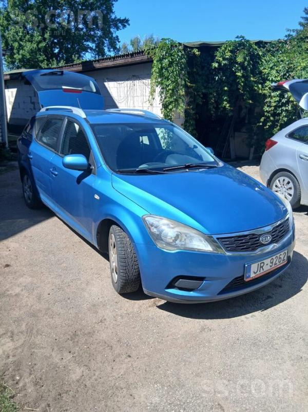 Blue Kia Ceed 2010 in Riga, with an engine capacity of 1.60 L and mileage of 442 thousand km for 1100 €, photo 3 on AUTOMOTO.COM.LV