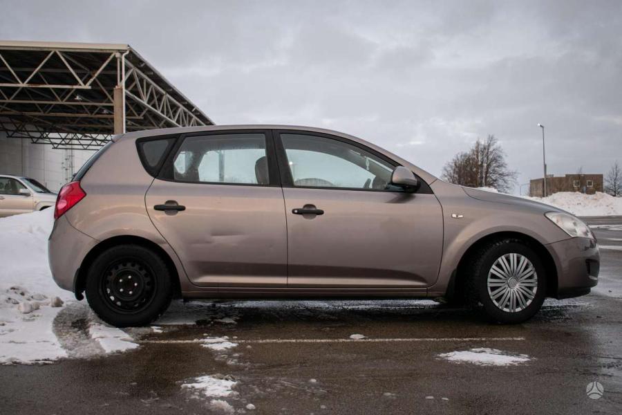 Brown Kia Ceed 2007 in Klaipeda, with an engine capacity of 1.40 L and mileage of 161 thousand km for 1400 €, photo 2 on AUTOMOTO.COM.LV