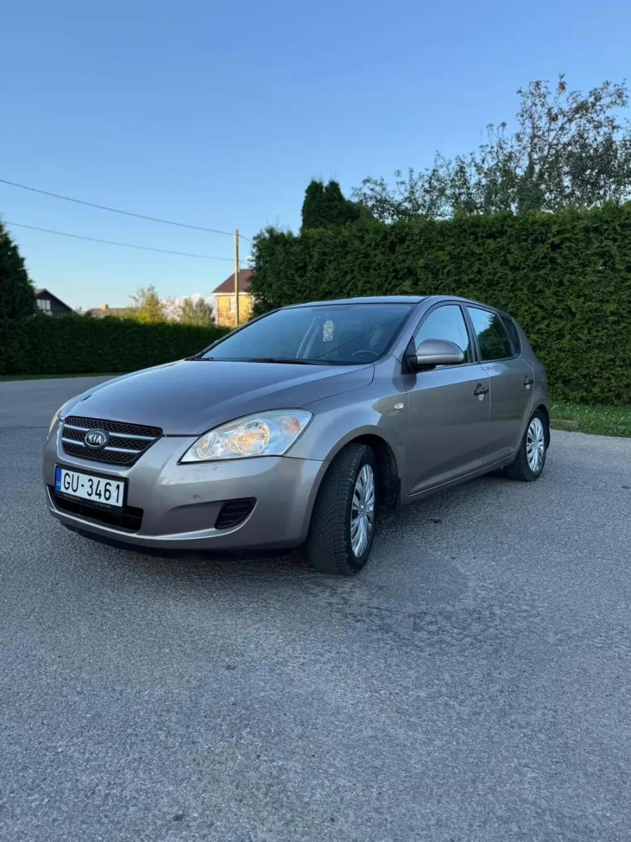 Brown Kia Ceed 2007 in Riga, with an engine capacity of 1.40 L and mileage of 320 thousand km for 1600 €, photo 1 on AUTOMOTO.COM.LV