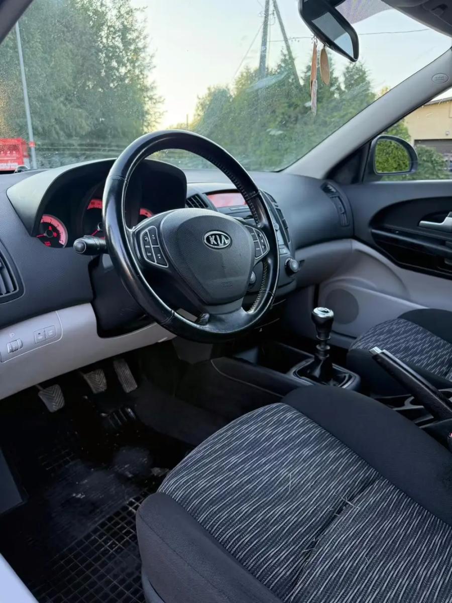 Brown Kia Ceed 2007 in Riga, with an engine capacity of 1.40 L and mileage of 320 thousand km for 1600 €, photo 9 on AUTOMOTO.COM.LV
