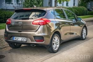Brown Kia Ceed 2017 in Riga, with an engine capacity of 1.60 L and mileage of 292 thousand km for 5990 €, photo 5 on AUTOMOTO.COM.LV