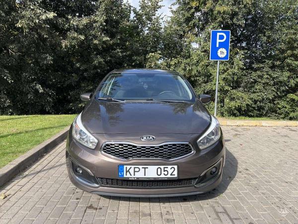 Brown Kia Ceed 2018 in Vilnius, with an engine capacity of 1.58 L and mileage of 203 thousand km for 4500 €, photo 1 on AUTOMOTO.COM.LV