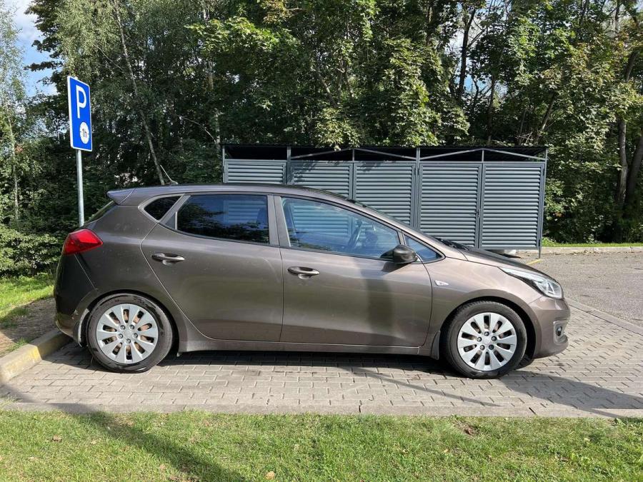 Brown Kia Ceed 2018 in Vilnius, with an engine capacity of 1.58 L and mileage of 203 thousand km for 4500 €, photo 3 on AUTOMOTO.COM.LV