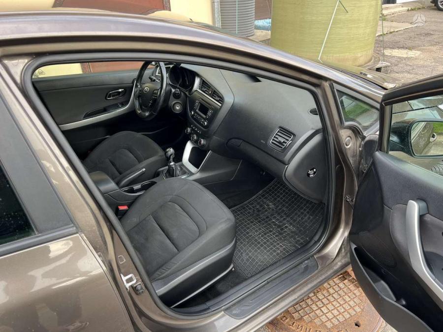 Brown Kia Ceed 2018 in Vilnius, with an engine capacity of 1.58 L and mileage of 203 thousand km for 4500 €, photo 16 on AUTOMOTO.COM.LV