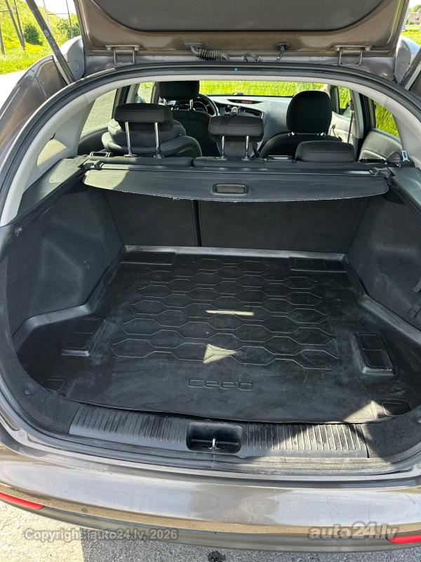 Brown Kia Ceed 2013 in Tallinn, with an engine capacity of 1.60 L and mileage of 221 thousand km for 5500 €, photo 10 on AUTOMOTO.COM.LV