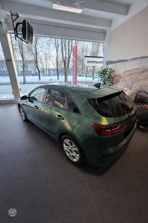 Green Kia Ceed 2025 in Klaipeda, with an engine capacity of 1.48 L and mileage of 5 thousand km for 20900 €, photo 3 on AUTOMOTO.COM.LV