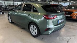 Green Kia Ceed 2025 in Riga, with an engine capacity of 1.50 L and mileage of 41 thousand km for 18500 €, photo 4 on AUTOMOTO.COM.LV