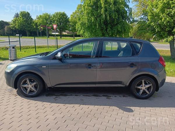 Grey Kia Ceed 2007 in Ogre, with an engine capacity of 1.60 L and mileage of 364 thousand km for 5800 €, photo 3 on AUTOMOTO.COM.LV