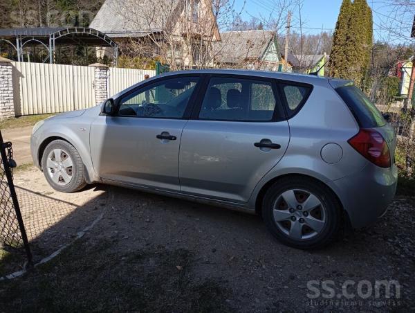 Pelēks Kia Ceed 2007 Daugavpils, ar dzinēja tilpumu 1.40 L un nobraukumu 143 tūkst. km par 2500 €, foto 3 vietnē AUTOMOTO.COM.LV