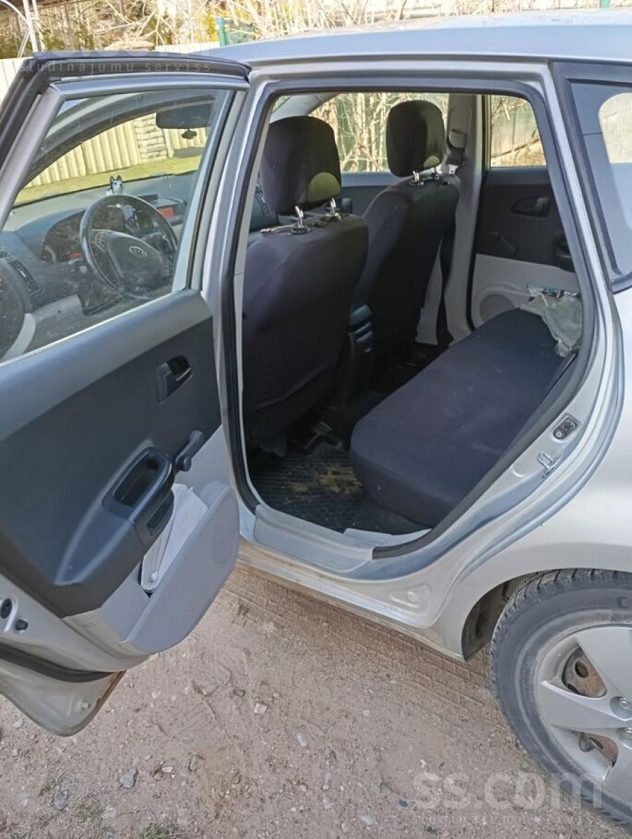 Grey Kia Ceed 2007 in Daugavpils, with an engine capacity of 1.40 L and mileage of 143 thousand km for 2500 €, photo 5 on AUTOMOTO.COM.LV