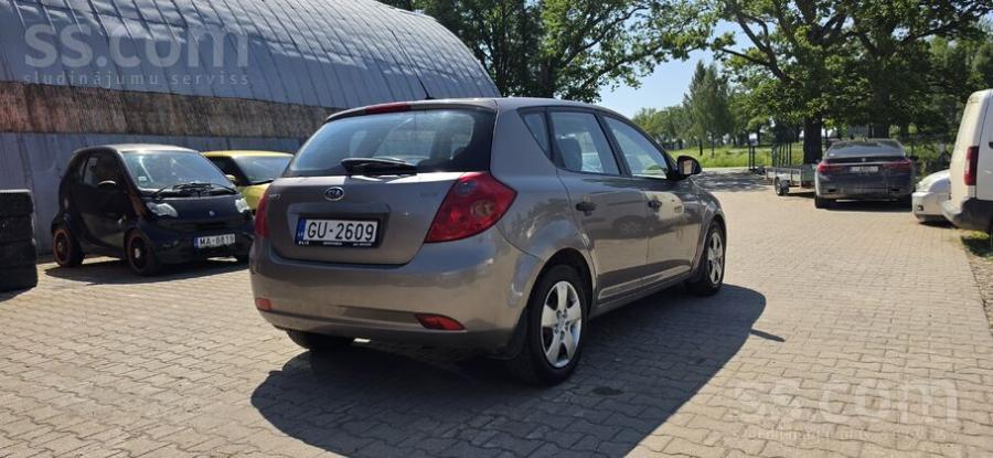 Grey Kia Ceed 2007 in Valmiera, with an engine capacity of 1.60 L and mileage of 231 thousand km for 1100 €, photo 4 on AUTOMOTO.COM.LV