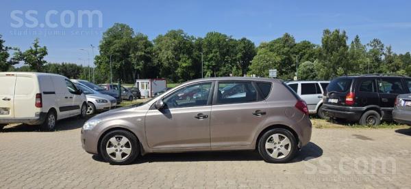 Pelēks Kia Ceed 2007 Valmiera, ar dzinēja tilpumu 1.60 L un nobraukumu 231 tūkst. km par 1100 €, foto 5 vietnē AUTOMOTO.COM.LV