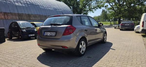 Pelēks Kia Ceed 2007 Valmiera, ar dzinēja tilpumu 1.60 L un nobraukumu 231 tūkst. km par 1100 €, foto 3 vietnē AUTOMOTO.COM.LV