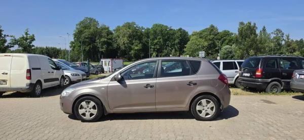 Pelēks Kia Ceed 2007 Valmiera, ar dzinēja tilpumu 1.60 L un nobraukumu 231 tūkst. km par 1100 €, foto 5 vietnē AUTOMOTO.COM.LV