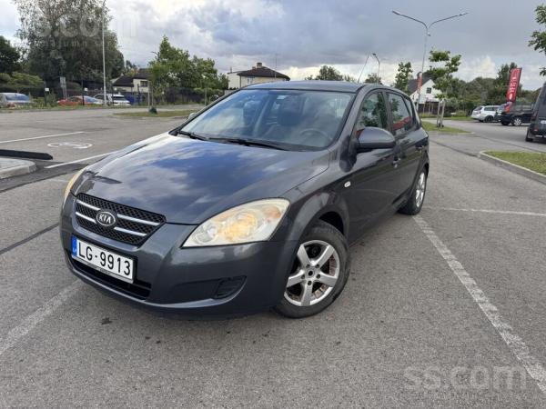 Grey Kia Ceed 2007 in Jelgava, with an engine capacity of 1.60 L and mileage of 305 thousand km for 1580 €, photo 1 on AUTOMOTO.COM.LV