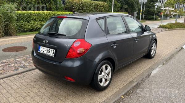 Grey Kia Ceed 2007 in Bauska, with an engine capacity of 1.60 L and mileage of 306 thousand km for 2500 €, photo 3 on AUTOMOTO.COM.LV