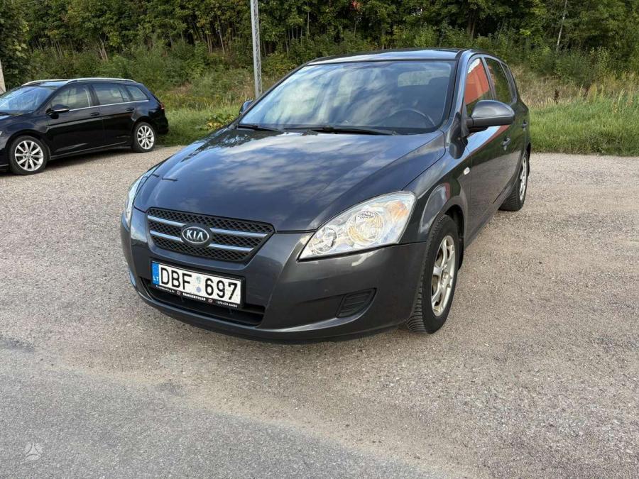 Grey Kia Ceed 2007 in Vilnius, with an engine capacity of 1.59 L and mileage of 138 thousand km for 1950 €, photo 1 on AUTOMOTO.COM.LV