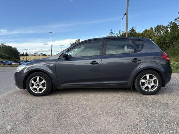 Pelēks Kia Ceed 2007 Viļņa, ar dzinēja tilpumu 1.59 L un nobraukumu 138 tūkst. km par 1950 €, foto 5 vietnē AUTOMOTO.COM.LV